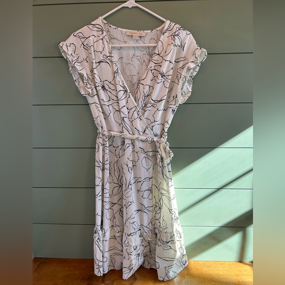 Monteau | Dresses | Monteau Black And White Floral Short Sleeve Wrap ...